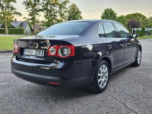 Black Volkswagen Jetta 2006 in Prienai, with an engine capacity of 1.90 L and mileage of 201 thousand km for 1750 €, photo 6 on AUTOMOTO.COM.LV