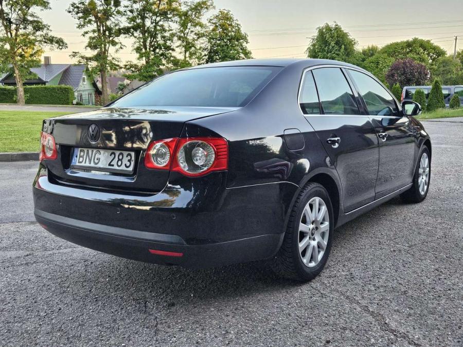 Black Volkswagen Jetta 2006 in Prienai, with an engine capacity of 1.90 L and mileage of 201 thousand km for 1750 €, photo 6 on AUTOMOTO.COM.LV