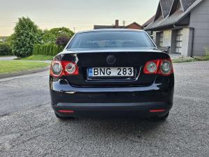 Black Volkswagen Jetta 2006 in Prienai, with an engine capacity of 1.90 L and mileage of 201 thousand km for 1750 €, photo 7 on AUTOMOTO.COM.LV