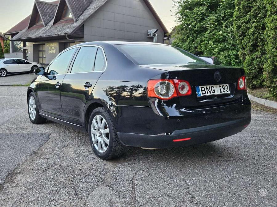 Black Volkswagen Jetta 2006 in Prienai, with an engine capacity of 1.90 L and mileage of 201 thousand km for 1750 €, photo 8 on AUTOMOTO.COM.LV