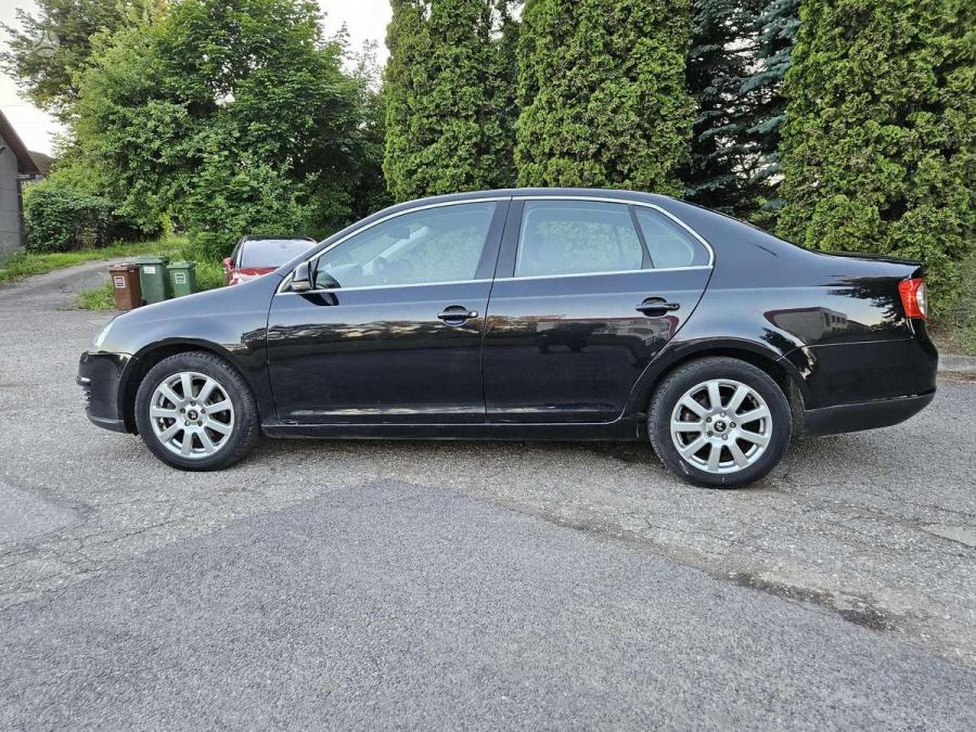 Black Volkswagen Jetta 2006 in Prienai, with an engine capacity of 1.90 L and mileage of 201 thousand km for 1750 €, photo 9 on AUTOMOTO.COM.LV