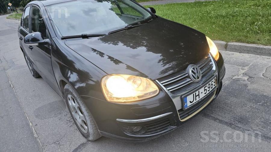 Black Volkswagen Jetta 2006 in Riga, with an engine capacity of 1.60 L and mileage of 249 thousand km for 1100 €, photo 1 on AUTOMOTO.COM.LV