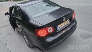 Black Volkswagen Jetta 2006 in Riga, with an engine capacity of 1.60 L and mileage of 249 thousand km for 1100 €, photo 3 on AUTOMOTO.COM.LV