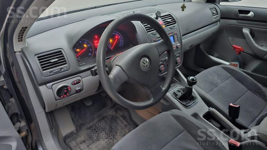 Black Volkswagen Jetta 2006 in Riga, with an engine capacity of 1.60 L and mileage of 249 thousand km for 1100 €, photo 4 on AUTOMOTO.COM.LV