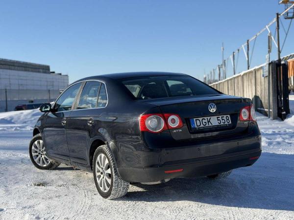 Melns Volkswagen Jetta 2007 Viļņa, ar dzinēja tilpumu 1.60 L un nobraukumu 190 tūkst. km par 1250 €, foto 2 vietnē AUTOMOTO.COM.LV