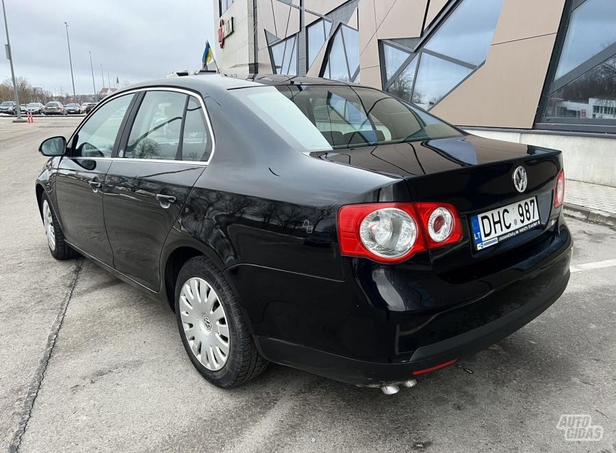 Melns Volkswagen Jetta 2007 Šauļi, ar dzinēja tilpumu 1.90 L un nobraukumu 290 tūkst. km par 1600 €, foto 6 vietnē AUTOMOTO.COM.LV