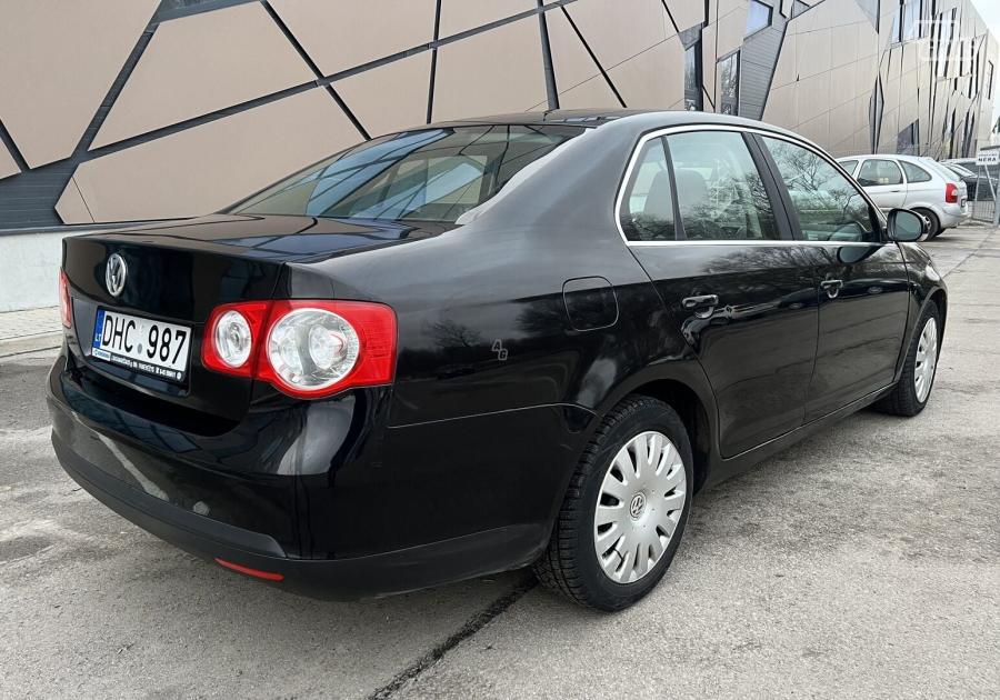 Melns Volkswagen Jetta 2007 Šauļi, ar dzinēja tilpumu 1.90 L un nobraukumu 290 tūkst. km par 1600 €, foto 7 vietnē AUTOMOTO.COM.LV