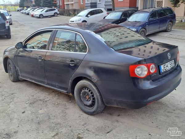 Melns Volkswagen Jetta 2007 Klaipėda, ar dzinēja tilpumu 2.00 L un nobraukumu 400 tūkst. km par 500 €, foto 2 vietnē AUTOMOTO.COM.LV