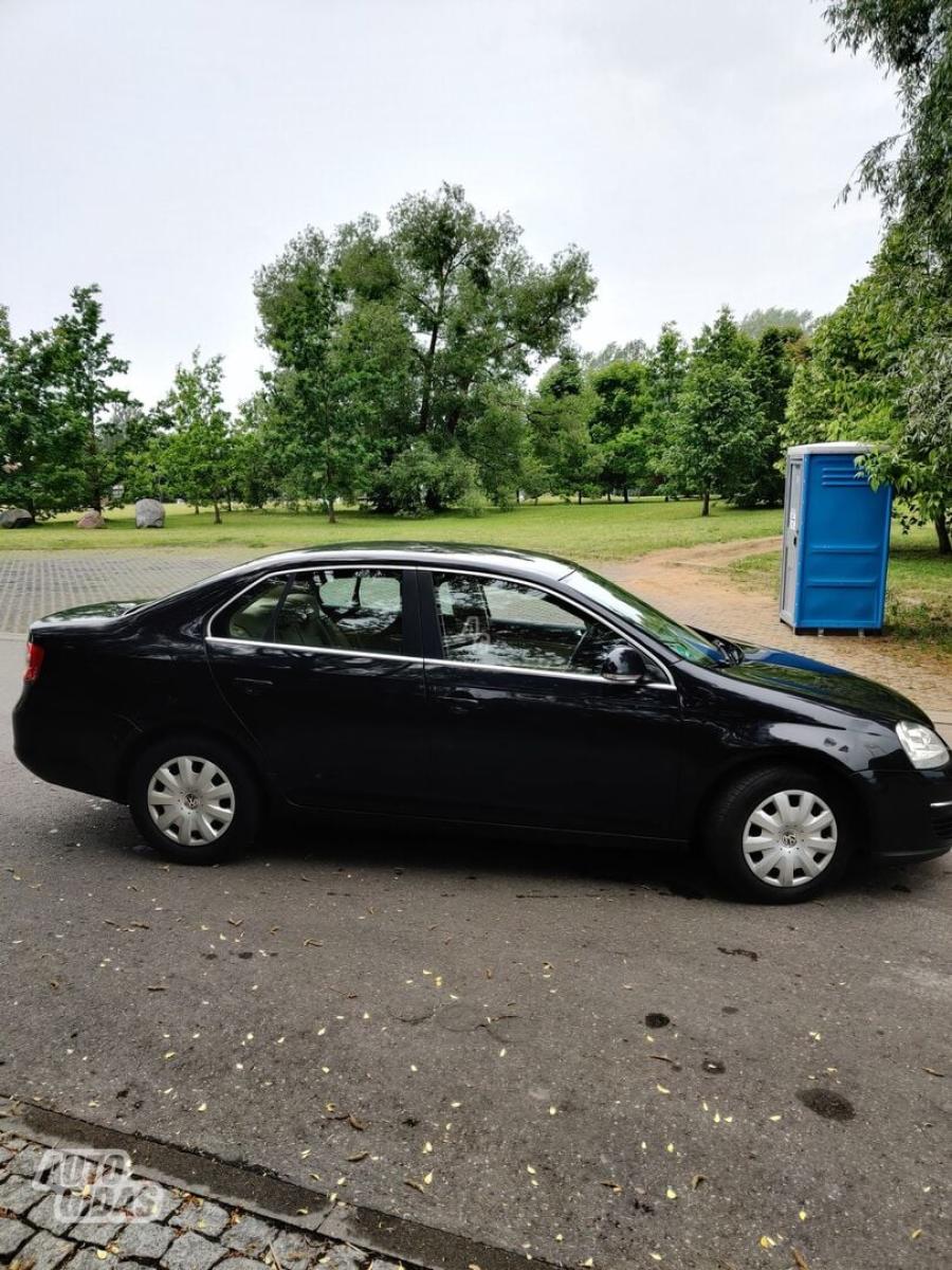 Melns Volkswagen Jetta 2007 Panevēža, ar dzinēja tilpumu 1.90 L un nobraukumu 240 tūkst. km par 1050 €, foto 6 vietnē AUTOMOTO.COM.LV