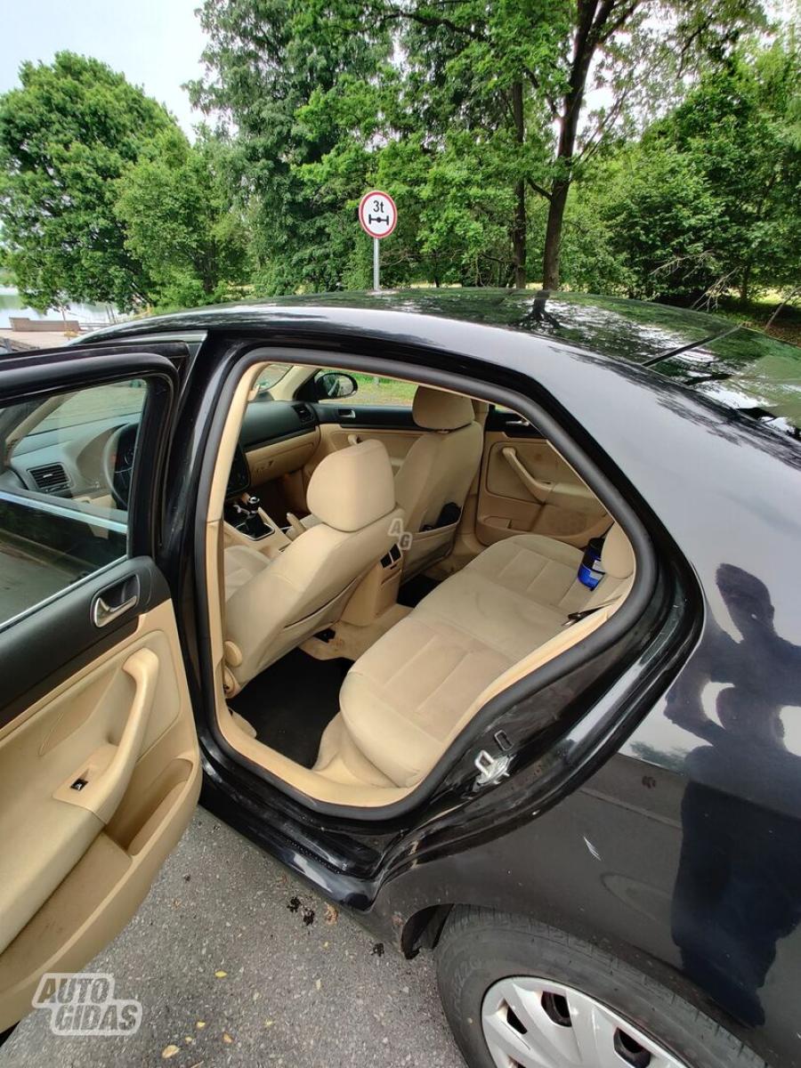 Melns Volkswagen Jetta 2007 Panevēža, ar dzinēja tilpumu 1.90 L un nobraukumu 240 tūkst. km par 1050 €, foto 9 vietnē AUTOMOTO.COM.LV