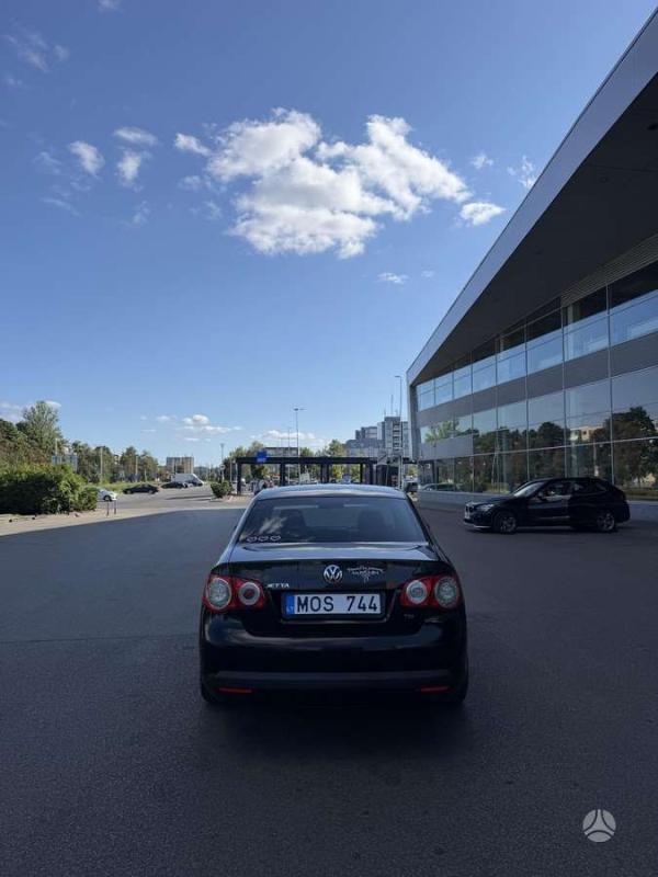 Black Volkswagen Jetta 2007 in Vilnius, with an engine capacity of 1.90 L and mileage of 324 thousand km for 1380 €, photo 4 on AUTOMOTO.COM.LV