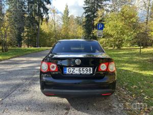 Черный Фольксваген Джетта 2007 в Алуксне, объемом двигателя 1.60 л и пробегом 0 тыс. км за 1990 €, фото 6 на AUTOMOTO.COM.LV