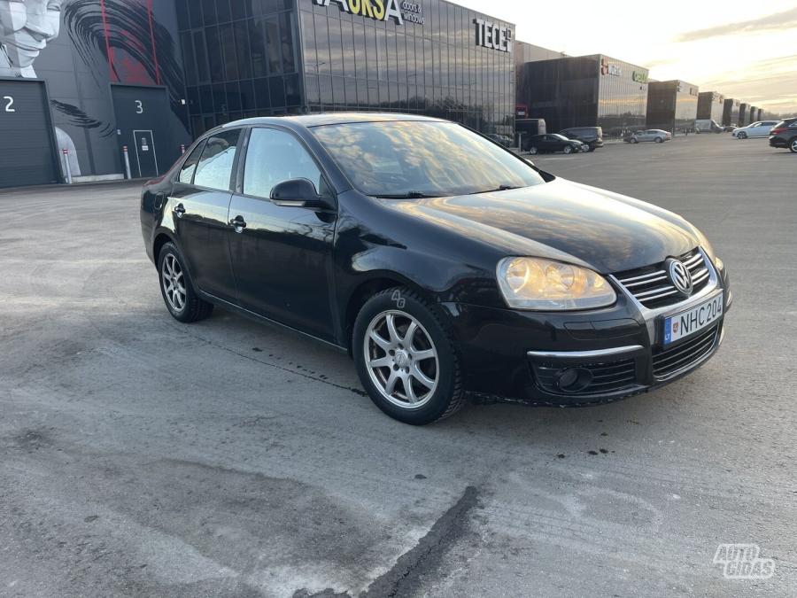 Melns Volkswagen Jetta 2008 Kauņa, ar dzinēja tilpumu 1.90 L un nobraukumu 303 tūkst. km par 1150 €, foto 2 vietnē AUTOMOTO.COM.LV
