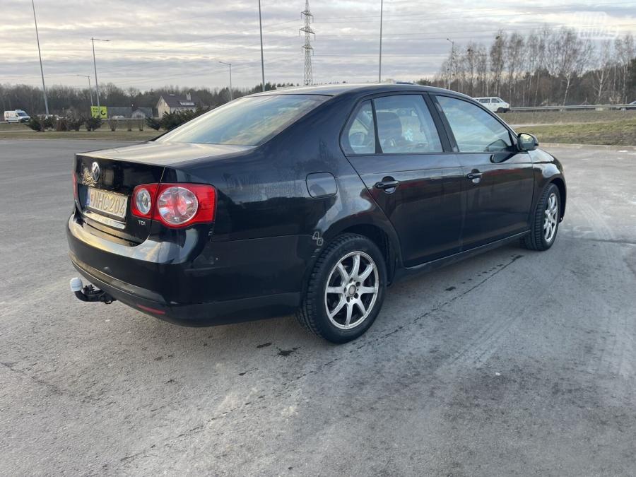Melns Volkswagen Jetta 2008 Kauņa, ar dzinēja tilpumu 1.90 L un nobraukumu 303 tūkst. km par 1150 €, foto 3 vietnē AUTOMOTO.COM.LV