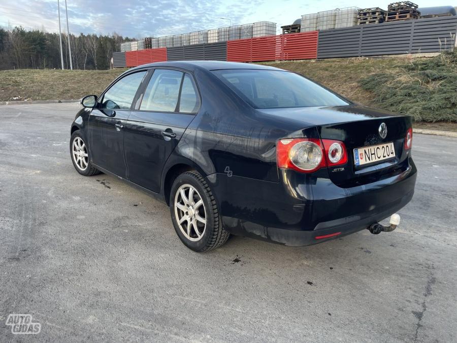 Melns Volkswagen Jetta 2008 Kauņa, ar dzinēja tilpumu 1.90 L un nobraukumu 303 tūkst. km par 1150 €, foto 4 vietnē AUTOMOTO.COM.LV