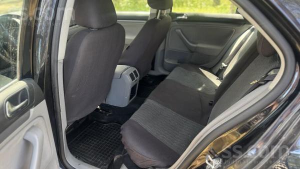 Melns Volkswagen Jetta 2008 Jūrmala, ar dzinēja tilpumu 1.60 L un nobraukumu 302 tūkst. km par 1650 €, foto 5 vietnē AUTOMOTO.COM.LV