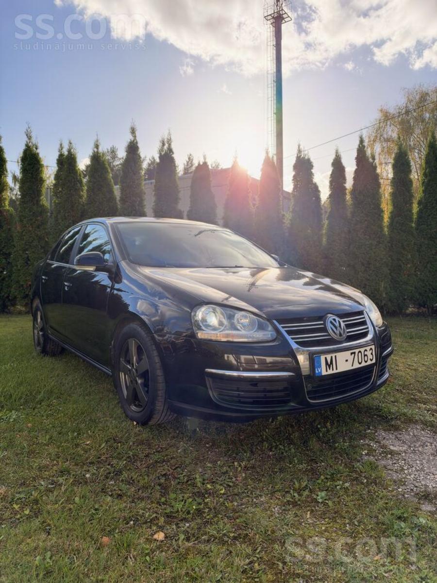 Black Volkswagen Jetta 2008 in Riga, with an engine capacity of 1.90 L and mileage of 300 thousand km for 2250 €, photo 3 on AUTOMOTO.COM.LV