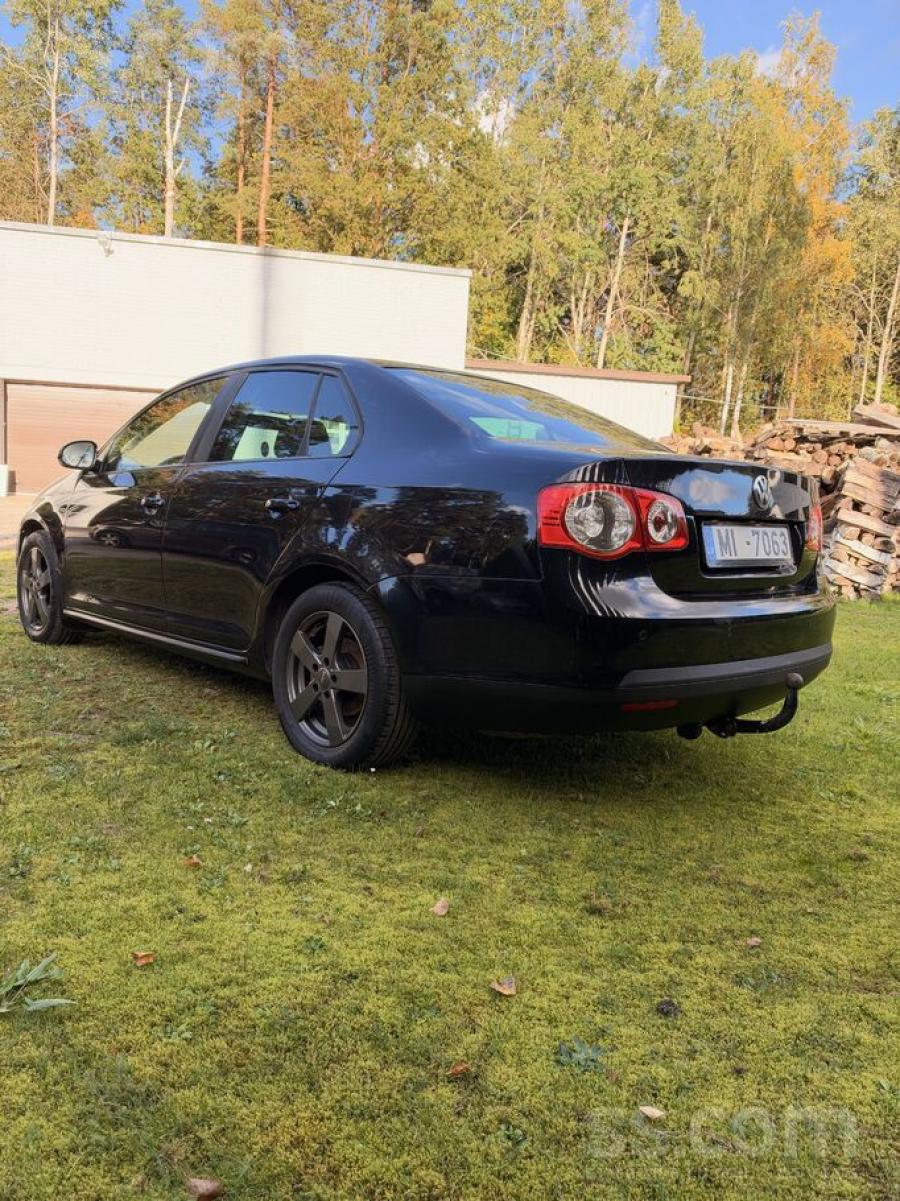 Black Volkswagen Jetta 2008 in Riga, with an engine capacity of 1.90 L and mileage of 300 thousand km for 2250 €, photo 4 on AUTOMOTO.COM.LV
