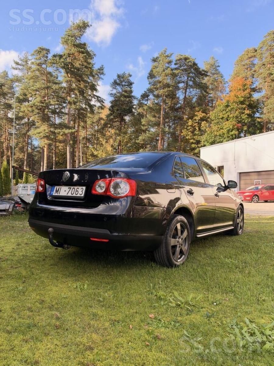 Black Volkswagen Jetta 2008 in Riga, with an engine capacity of 1.90 L and mileage of 300 thousand km for 2250 €, photo 5 on AUTOMOTO.COM.LV