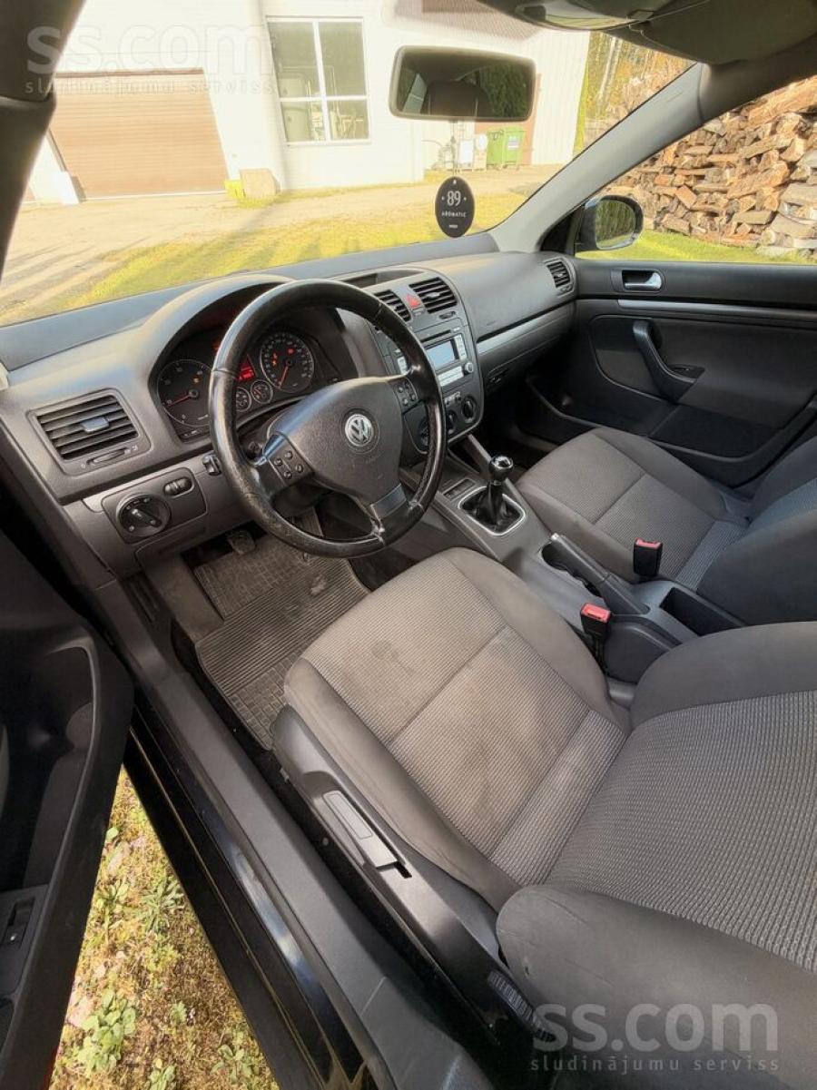 Black Volkswagen Jetta 2008 in Riga, with an engine capacity of 1.90 L and mileage of 300 thousand km for 2250 €, photo 7 on AUTOMOTO.COM.LV