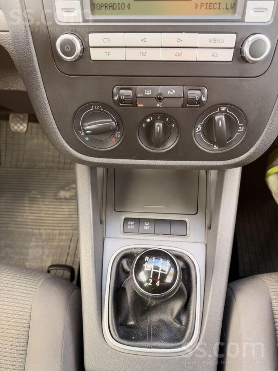 Black Volkswagen Jetta 2008 in Riga, with an engine capacity of 1.90 L and mileage of 300 thousand km for 2250 €, photo 10 on AUTOMOTO.COM.LV