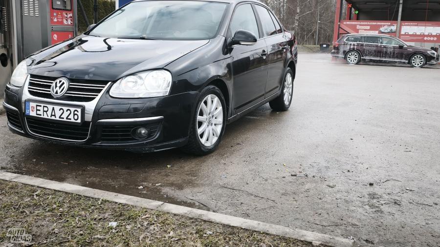 Black Volkswagen Jetta 2009 in Mazeikiai, with an engine capacity of 1.90 L and mileage of 301 thousand km for 1350 €, photo 1 on AUTOMOTO.COM.LV