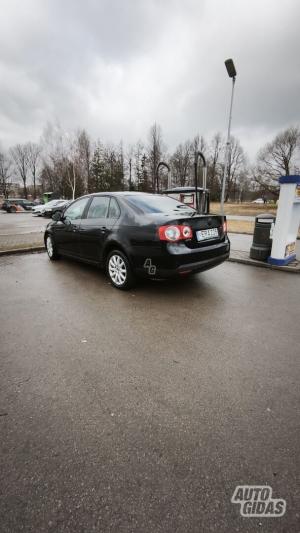 Black Volkswagen Jetta 2009 in Mazeikiai, with an engine capacity of 1.90 L and mileage of 301 thousand km for 1350 €, photo 4 on AUTOMOTO.COM.LV