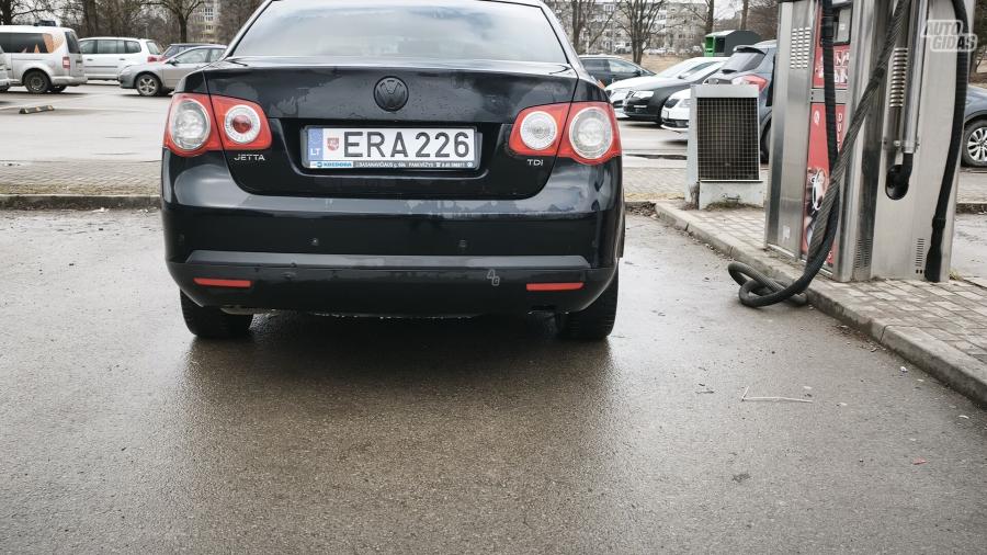 Black Volkswagen Jetta 2009 in Mazeikiai, with an engine capacity of 1.90 L and mileage of 301 thousand km for 1350 €, photo 6 on AUTOMOTO.COM.LV