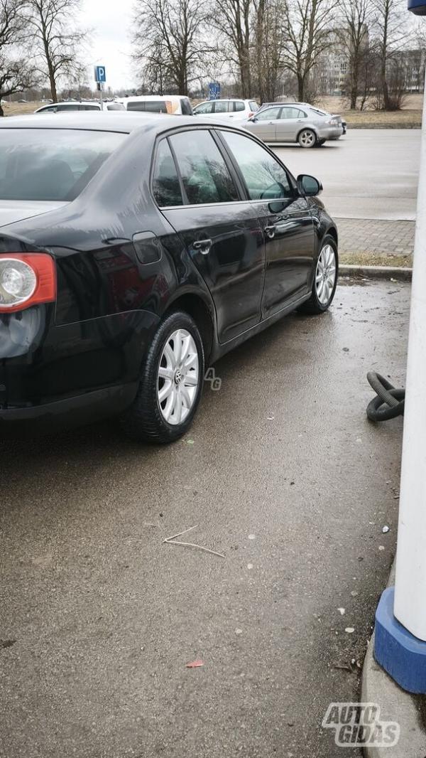 Black Volkswagen Jetta 2009 in Mazeikiai, with an engine capacity of 1.90 L and mileage of 301 thousand km for 1350 €, photo 7 on AUTOMOTO.COM.LV