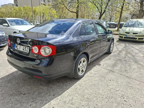 Melns Volkswagen Jetta 2009 Viļņa, ar dzinēja tilpumu 1.90 L un nobraukumu 258 tūkst. km par 1900 €, foto 6 vietnē AUTOMOTO.COM.LV
