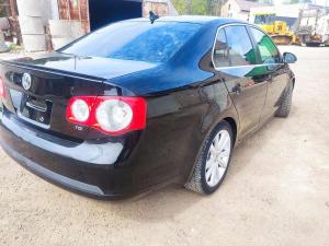 Black Volkswagen Jetta 2009 in Utena, with an engine capacity of 1.97 L and mileage of 246 thousand km for 2750 €, photo 7 on AUTOMOTO.COM.LV