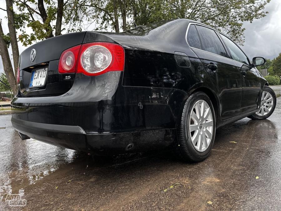 Melns Volkswagen Jetta 2009 Kauņa, ar dzinēja tilpumu 2.50 L un nobraukumu 320 tūkst. km par 1500 €, foto 6 vietnē AUTOMOTO.COM.LV