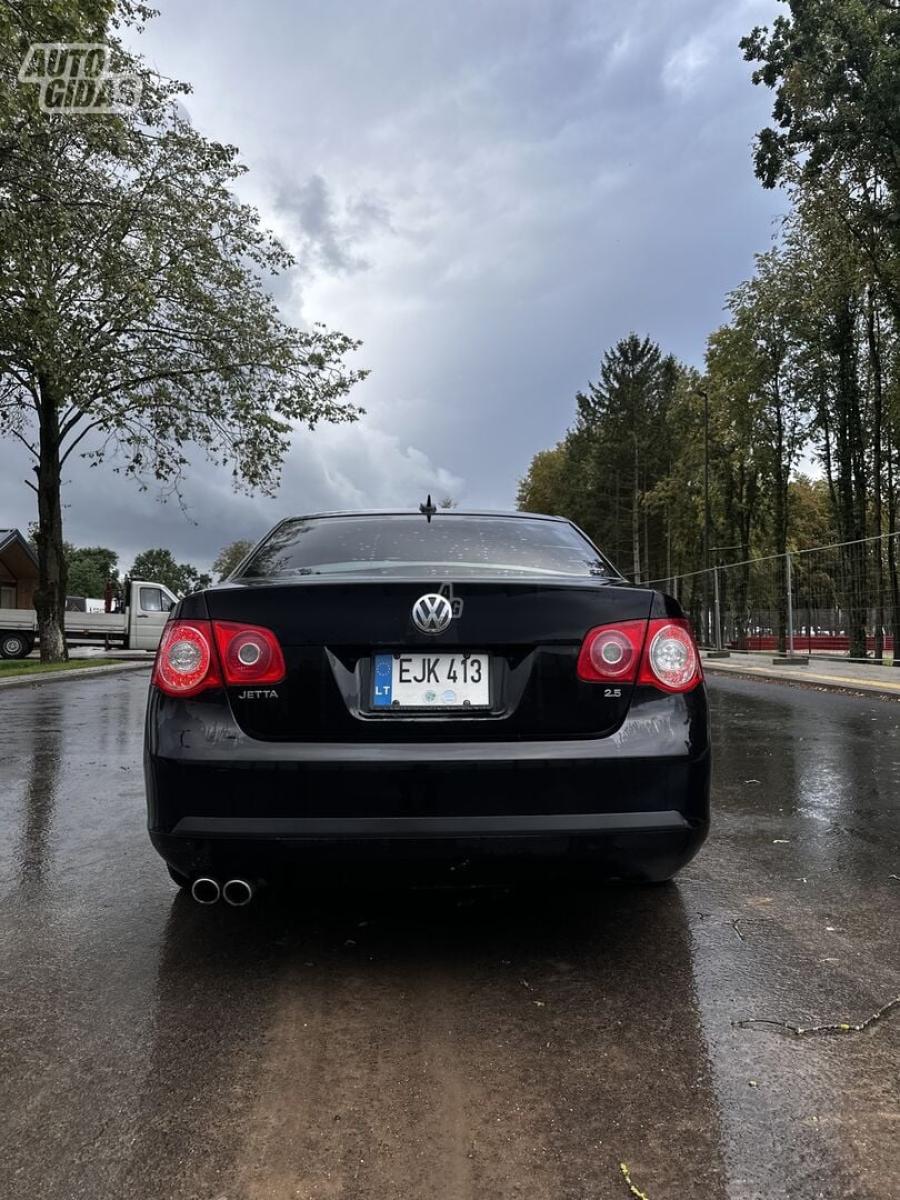 Melns Volkswagen Jetta 2009 Kauņa, ar dzinēja tilpumu 2.50 L un nobraukumu 320 tūkst. km par 1500 €, foto 7 vietnē AUTOMOTO.COM.LV
