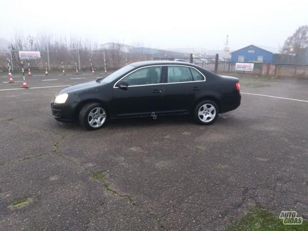 Black Volkswagen Jetta 2010 in Vilnius, with an engine capacity of 1.40 L and mileage of 3 thousand km for 1250 €, photo 5 on AUTOMOTO.COM.LV