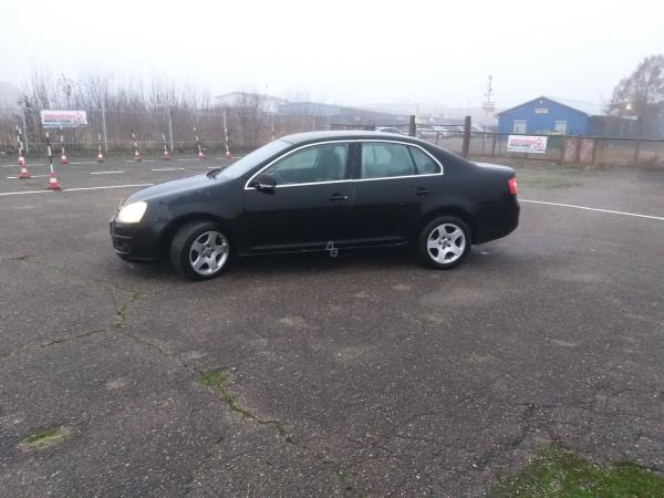 Melns Volkswagen Jetta 2010 Viļņa, ar dzinēja tilpumu 1.40 L un nobraukumu 288 tūkst. km par 1300 €, foto 2 vietnē AUTOMOTO.COM.LV