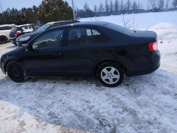 Melns Volkswagen Jetta 2010 Šilalė, ar dzinēja tilpumu 1.90 L un nobraukumu 20 tūkst. km par 1500 €, foto 2 vietnē AUTOMOTO.COM.LV