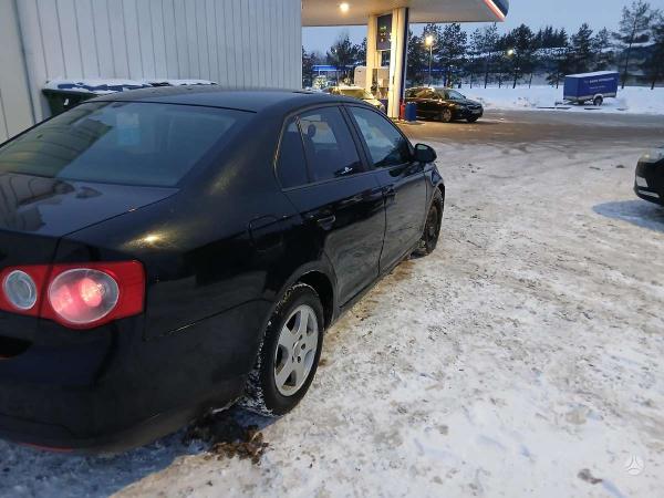 Melns Volkswagen Jetta 2010 Šilalė, ar dzinēja tilpumu 1.90 L un nobraukumu 20 tūkst. km par 1500 €, foto 4 vietnē AUTOMOTO.COM.LV