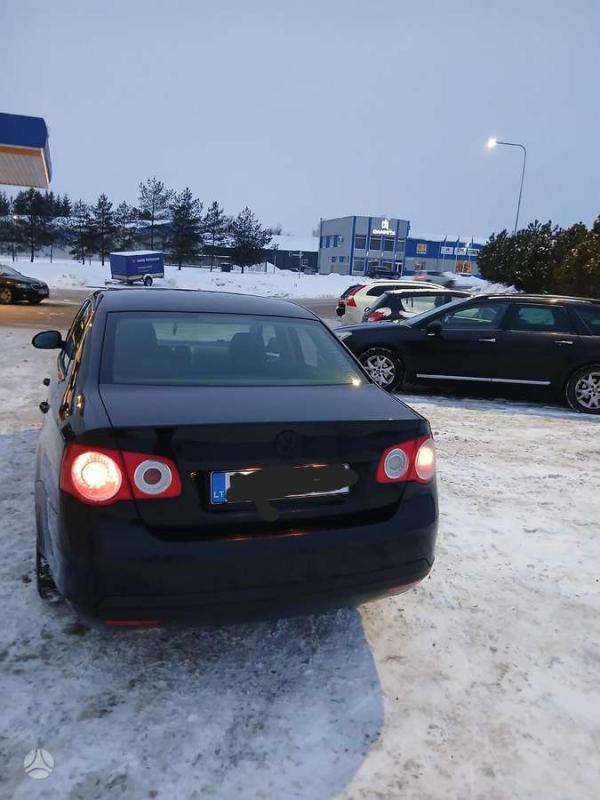 Melns Volkswagen Jetta 2010 Šilalė, ar dzinēja tilpumu 1.90 L un nobraukumu 20 tūkst. km par 1500 €, foto 5 vietnē AUTOMOTO.COM.LV