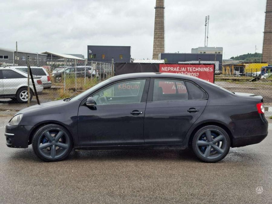 Melns Volkswagen Jetta 2010 Plungė, ar dzinēja tilpumu 1.90 L un nobraukumu 297 tūkst. km par 1100 €, foto 3 vietnē AUTOMOTO.COM.LV
