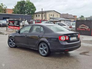 Melns Volkswagen Jetta 2010 Plungė, ar dzinēja tilpumu 1.90 L un nobraukumu 297 tūkst. km par 1100 €, foto 4 vietnē AUTOMOTO.COM.LV