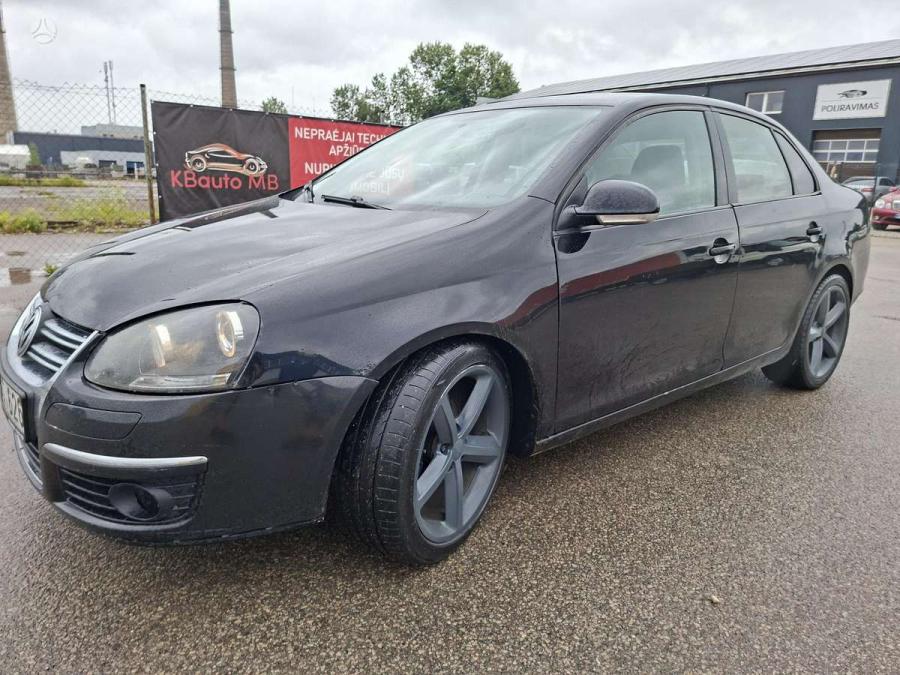 Melns Volkswagen Jetta 2010 Plungė, ar dzinēja tilpumu 1.90 L un nobraukumu 297 tūkst. km par 1100 €, foto 9 vietnē AUTOMOTO.COM.LV