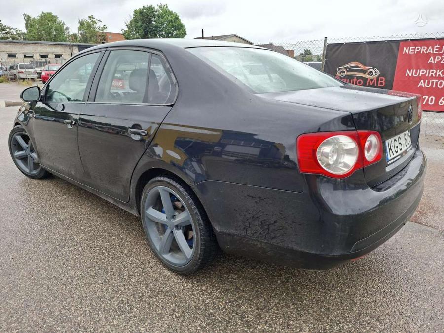Melns Volkswagen Jetta 2010 Plungė, ar dzinēja tilpumu 1.90 L un nobraukumu 297 tūkst. km par 1100 €, foto 10 vietnē AUTOMOTO.COM.LV