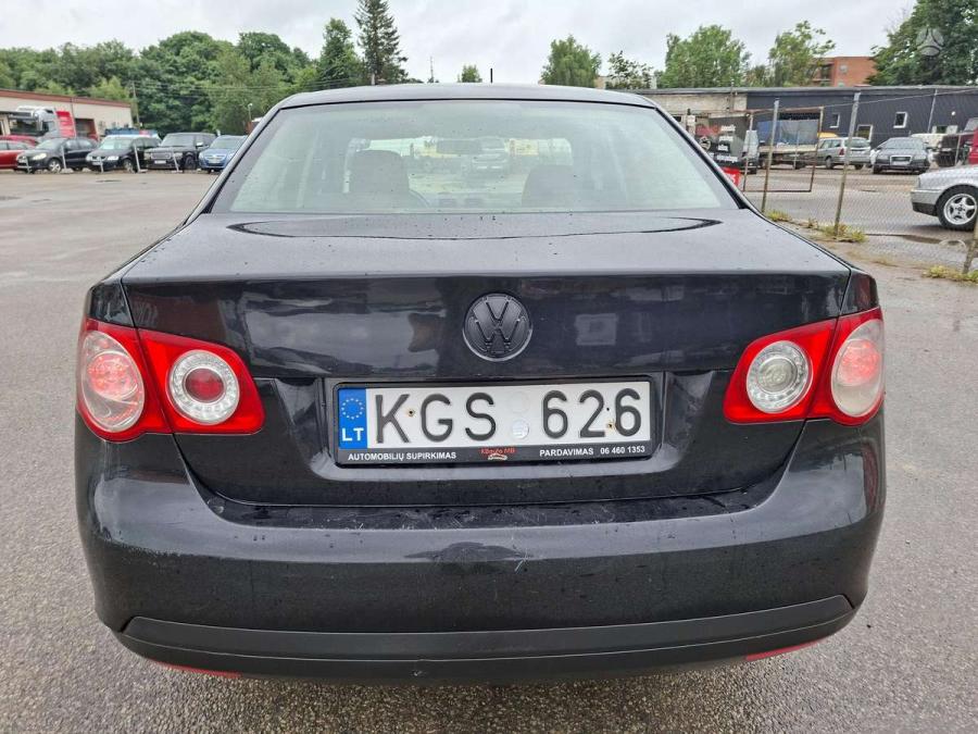 Melns Volkswagen Jetta 2010 Plungė, ar dzinēja tilpumu 1.90 L un nobraukumu 297 tūkst. km par 1100 €, foto 11 vietnē AUTOMOTO.COM.LV