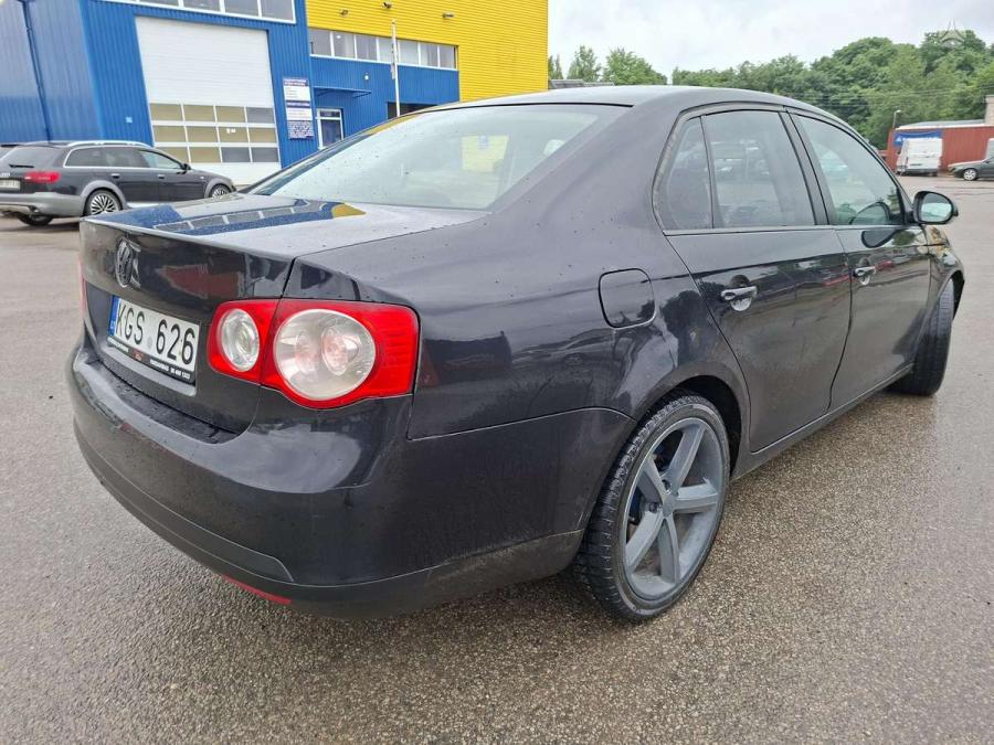 Melns Volkswagen Jetta 2010 Plungė, ar dzinēja tilpumu 1.90 L un nobraukumu 297 tūkst. km par 1100 €, foto 12 vietnē AUTOMOTO.COM.LV