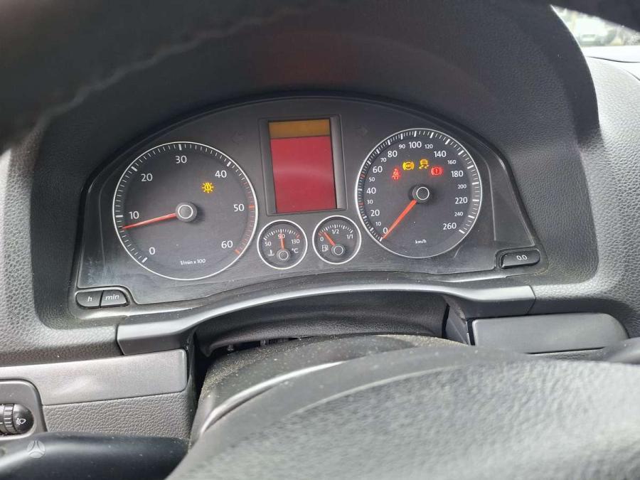 Melns Volkswagen Jetta 2010 Plungė, ar dzinēja tilpumu 1.90 L un nobraukumu 297 tūkst. km par 1100 €, foto 16 vietnē AUTOMOTO.COM.LV