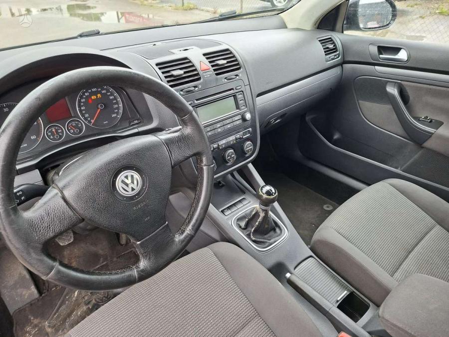 Melns Volkswagen Jetta 2010 Plungė, ar dzinēja tilpumu 1.90 L un nobraukumu 297 tūkst. km par 1100 €, foto 17 vietnē AUTOMOTO.COM.LV