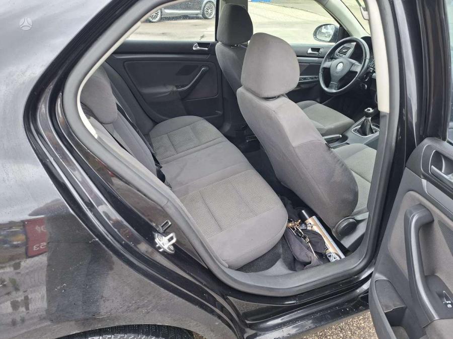 Melns Volkswagen Jetta 2010 Plungė, ar dzinēja tilpumu 1.90 L un nobraukumu 297 tūkst. km par 1100 €, foto 19 vietnē AUTOMOTO.COM.LV