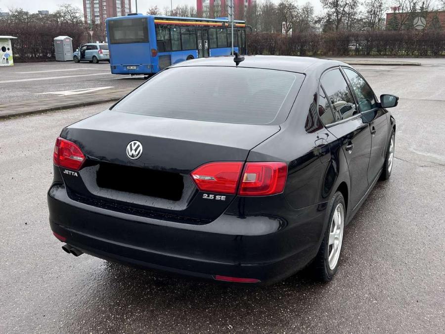 Melns Volkswagen Jetta 2011 Klaipėda, ar dzinēja tilpumu 2.48 L un nobraukumu 170 tūkst. km par 3999 €, foto 7 vietnē AUTOMOTO.COM.LV