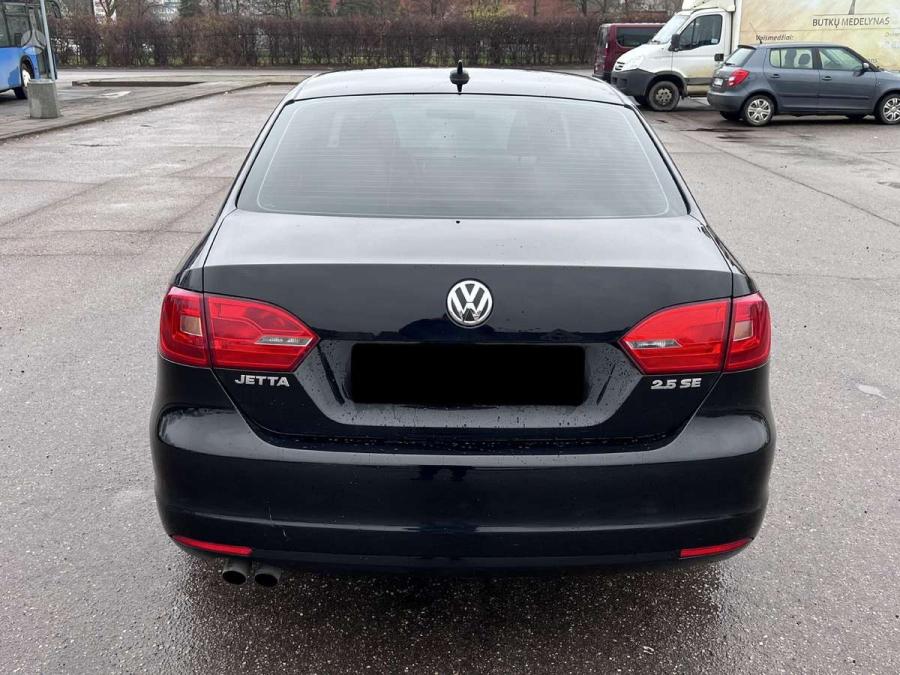 Melns Volkswagen Jetta 2011 Klaipėda, ar dzinēja tilpumu 2.48 L un nobraukumu 170 tūkst. km par 3999 €, foto 8 vietnē AUTOMOTO.COM.LV