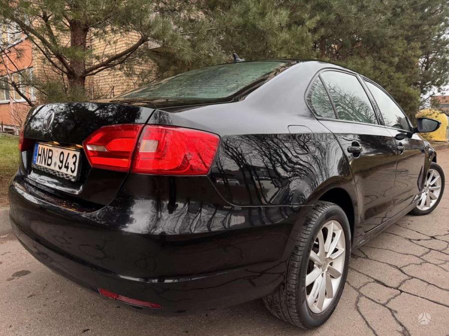 Melns Volkswagen Jetta 2011 Kauņa, ar dzinēja tilpumu 1.97 L un nobraukumu 371 tūkst. km par 3900 €, foto 4 vietnē AUTOMOTO.COM.LV